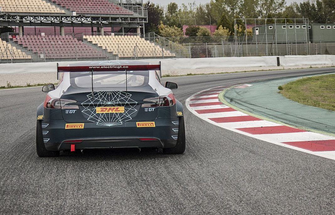 Tesla Model S devine maşină de curse sub forma unui vehicul pentru ...