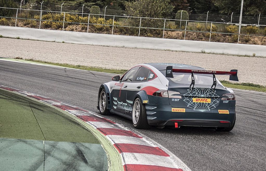 Tesla Model S devine maşină de curse sub forma unui vehicul pentru ...