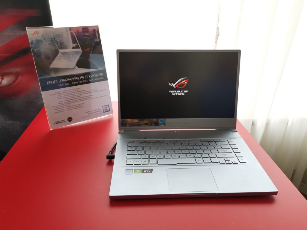 ASUS a prezentat la Bucureşti laptopul cu margini din aur, acoperit cu ...
